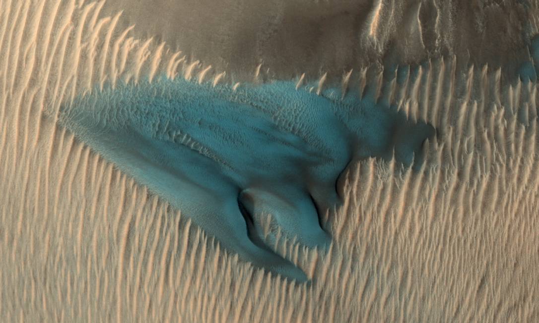 Sonda da Nasa fotografa dunas azuis em cratera na superfície de Marte ...
