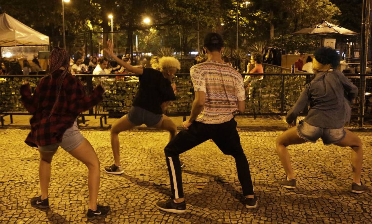 Grupos fazem ‘flash mobs’ diante de bares para arrecadar dinheiro e ...
