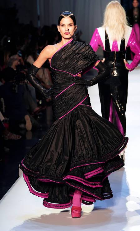 Nua, Raica Oliveira estrela capa de livro de fotógrafo alemão - Jornal ...