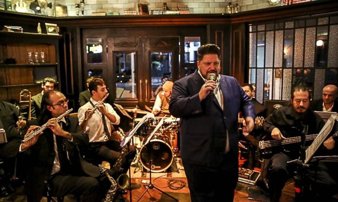 Marcos Hasselmann interpreta Frank Sinatra no Municipal de Niterói ...