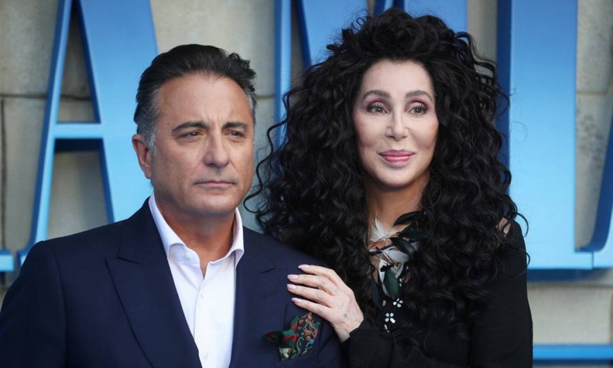Cher lidera elenco de 'Mamma Mia' em pré-estreia em Londres - Jornal O ...