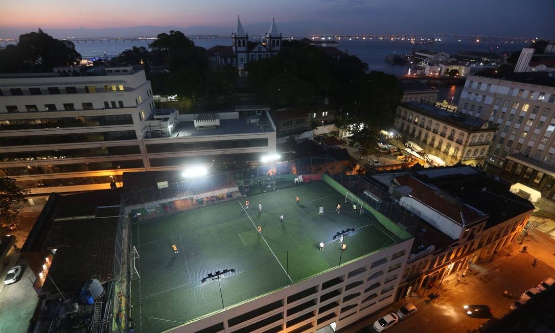 Campos de futebol em locais inusitados no Rio - Jornal O Globo