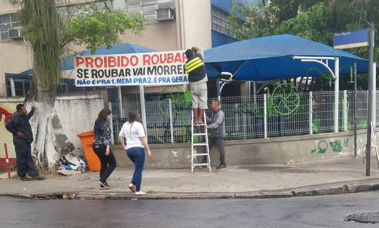 Faixas com ameaça 'Proibido roubar. Se roubar vai morrer' são ...
