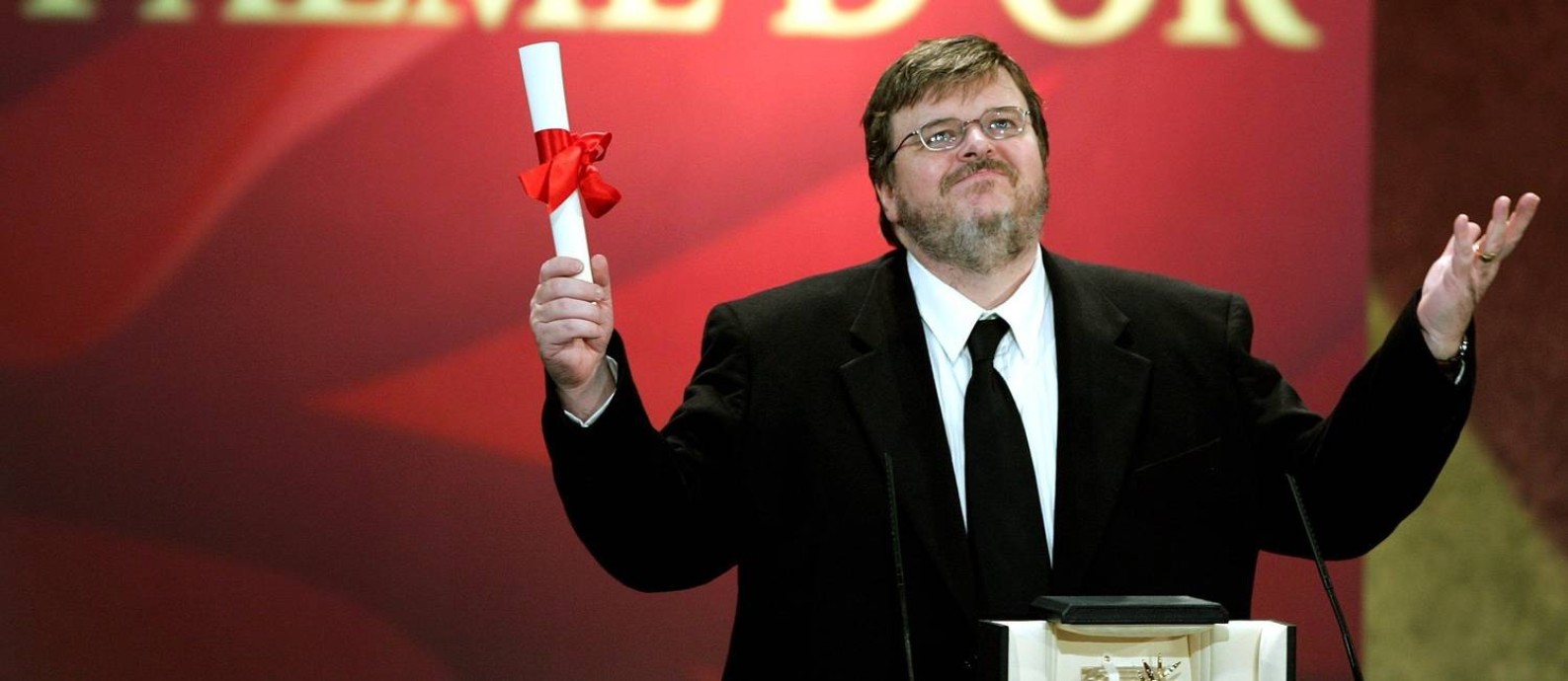 Michael Moore lança trailer de documentário sobre Donald Trump - Jornal ...