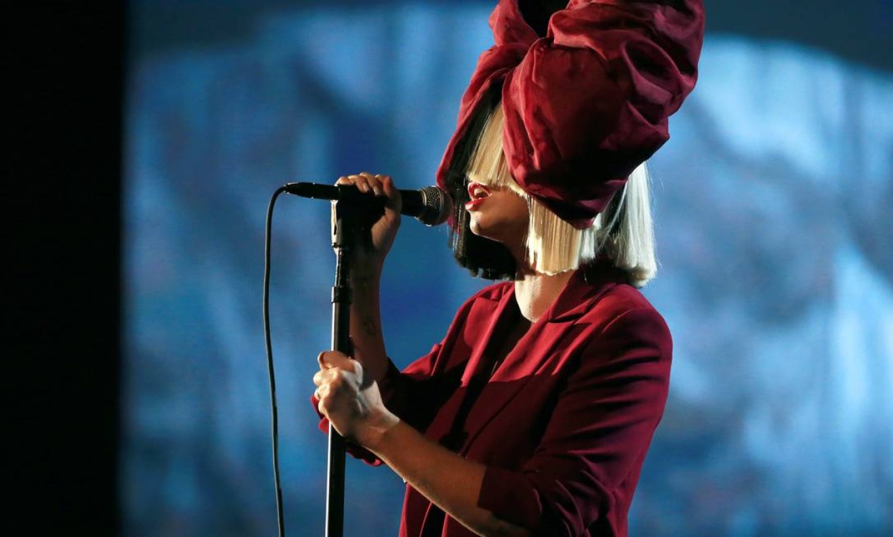 Dona de hits, cantora Sia surpreende ao mostrar o rosto - Jornal O Globo
