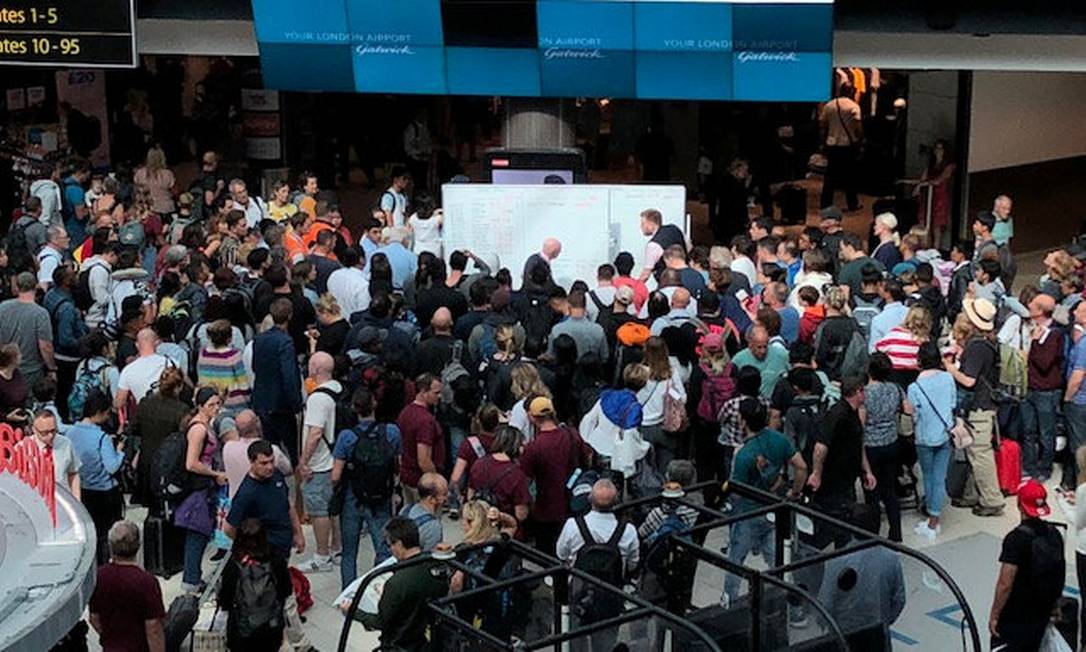 Informações sobre voos são exibidas ‘na mão’ em aeroporto de Londres ...