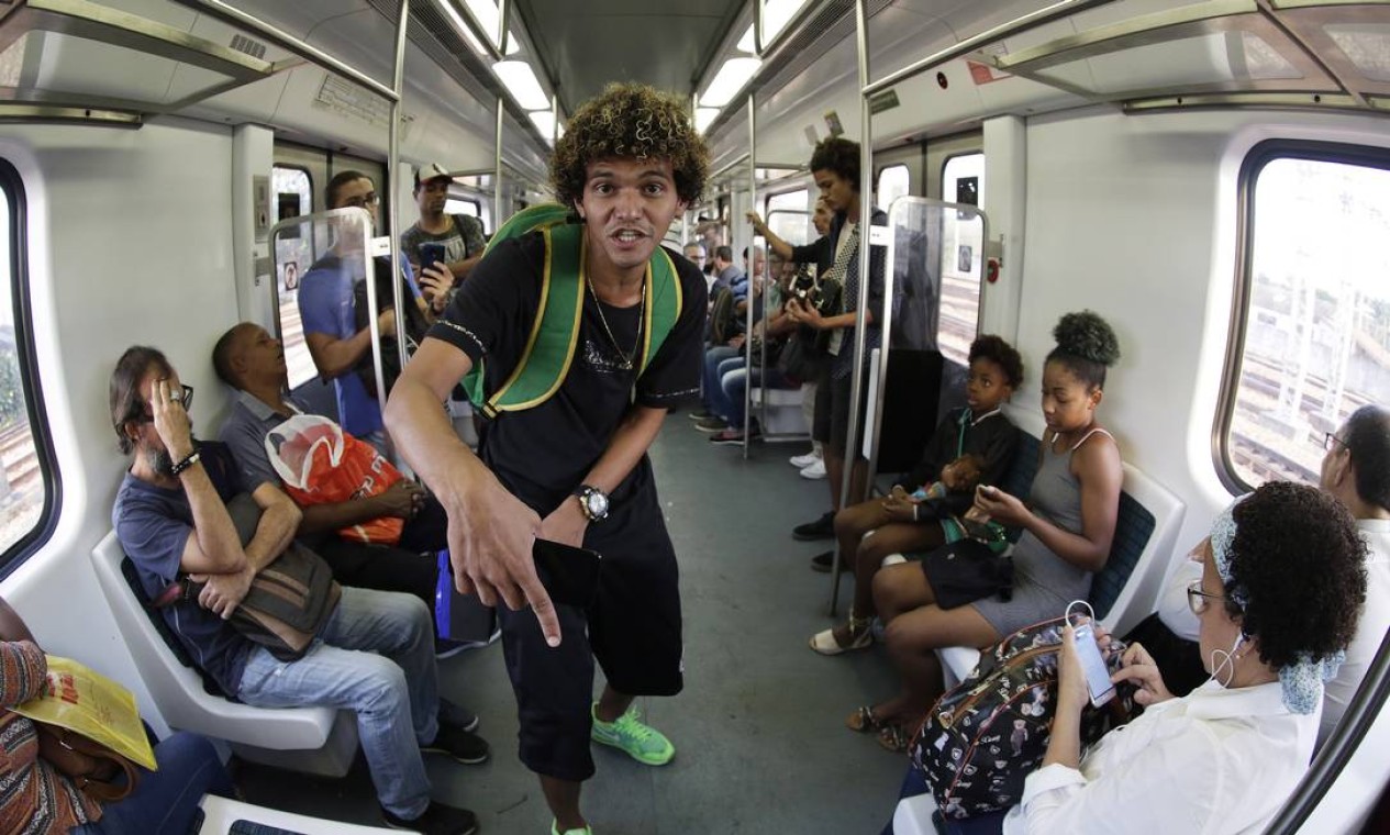 Rapper faz sucesso nos trens do Rio ao improvisar rimas para cada ...