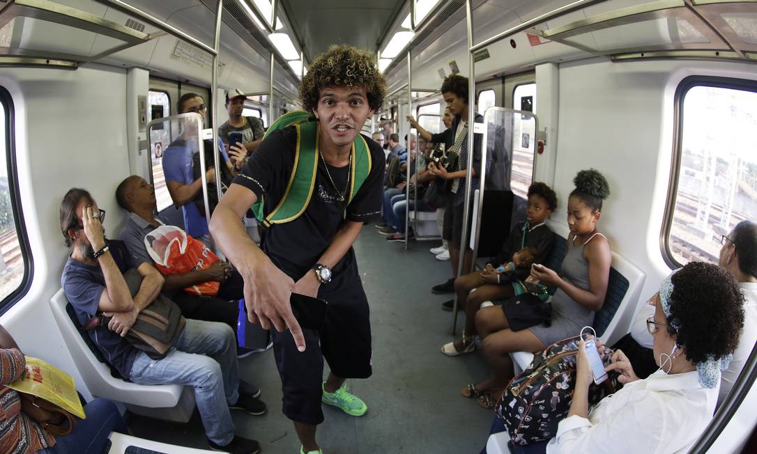 Rapper faz sucesso nos trens do Rio ao improvisar rimas para cada ...