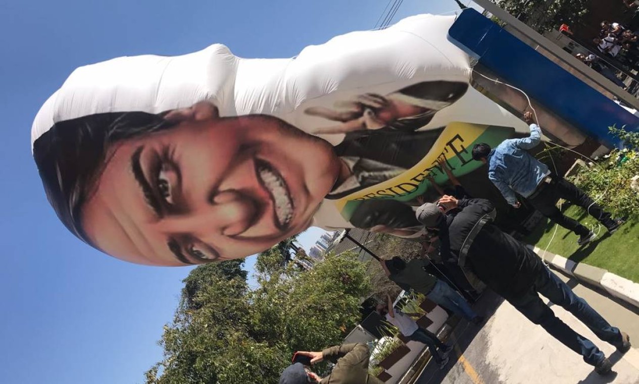 Boneco de Bolsonaro instalado em frente a hospital será levado para ...