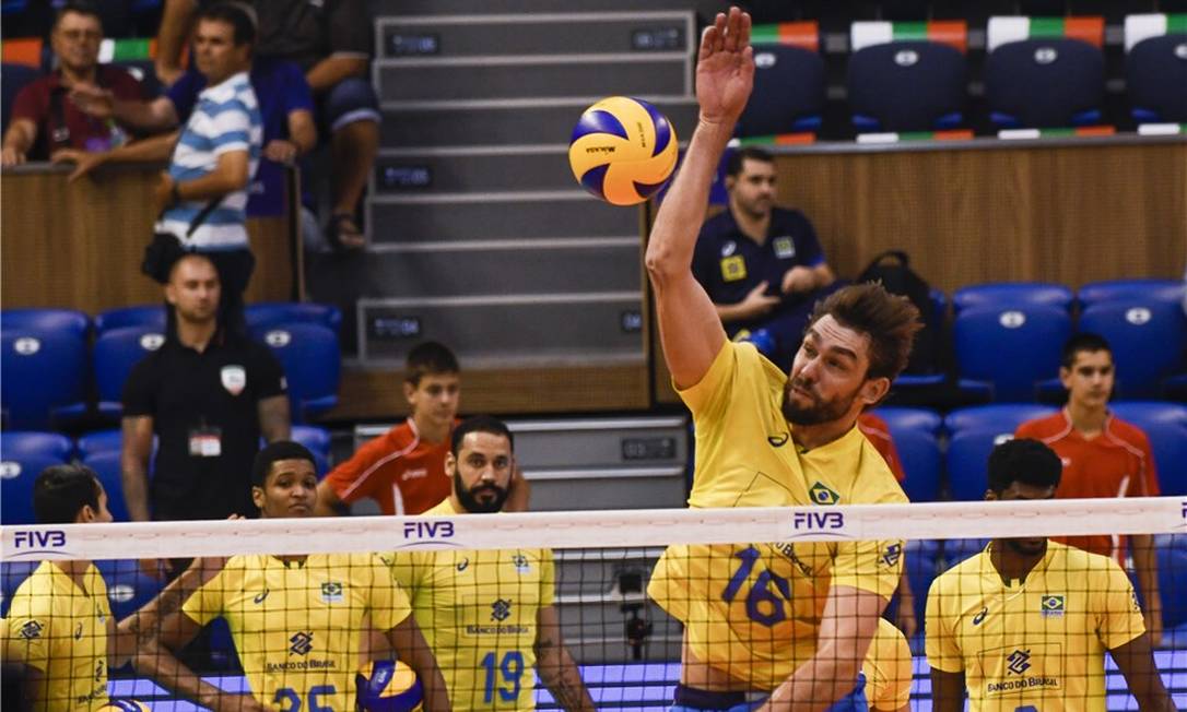 Experiente, Lucão ensina jovens da seleção de vôlei a dosar esforço ...