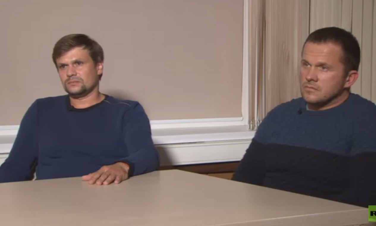 Russos acusados de envenenar ex-espião dizem na TV que visitaram ...