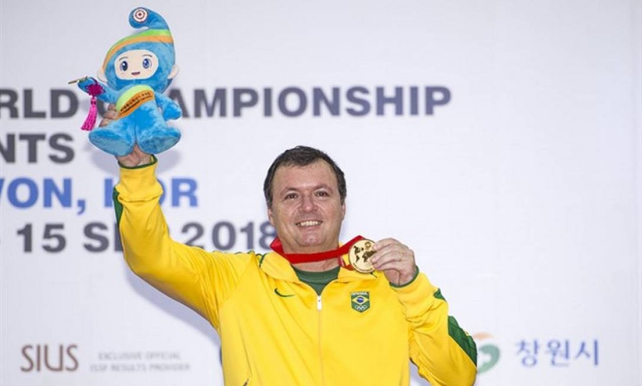 Júlio Almeida conquista medalha de ouro no Mundial de tiro esportivo ...