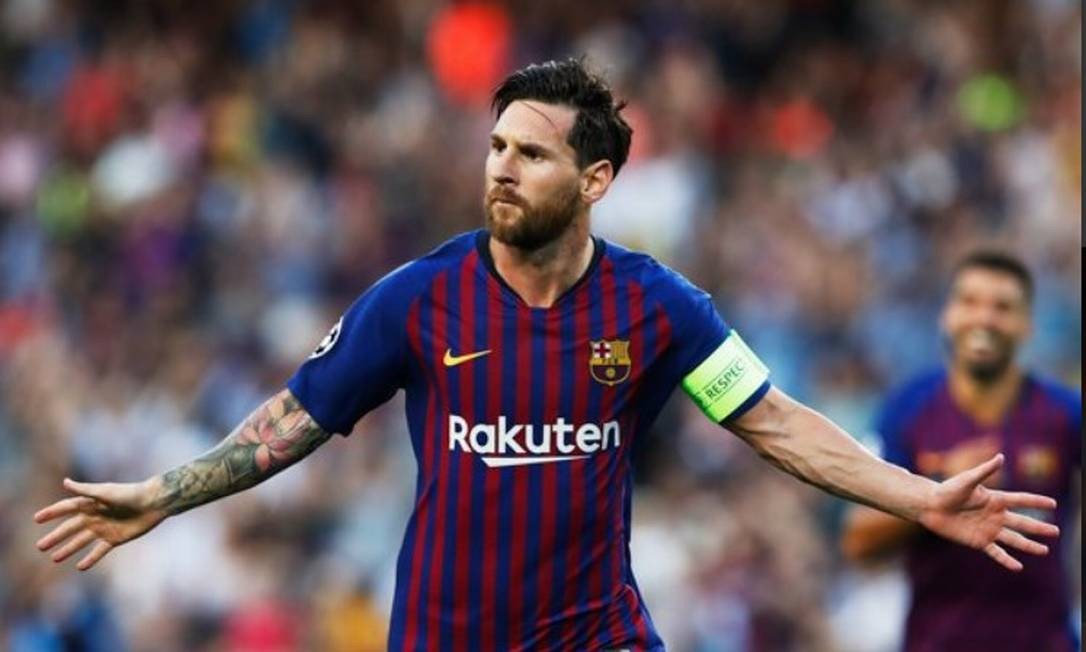 Messi leva bola para casa após marcar três vezes na estreia na Liga ...