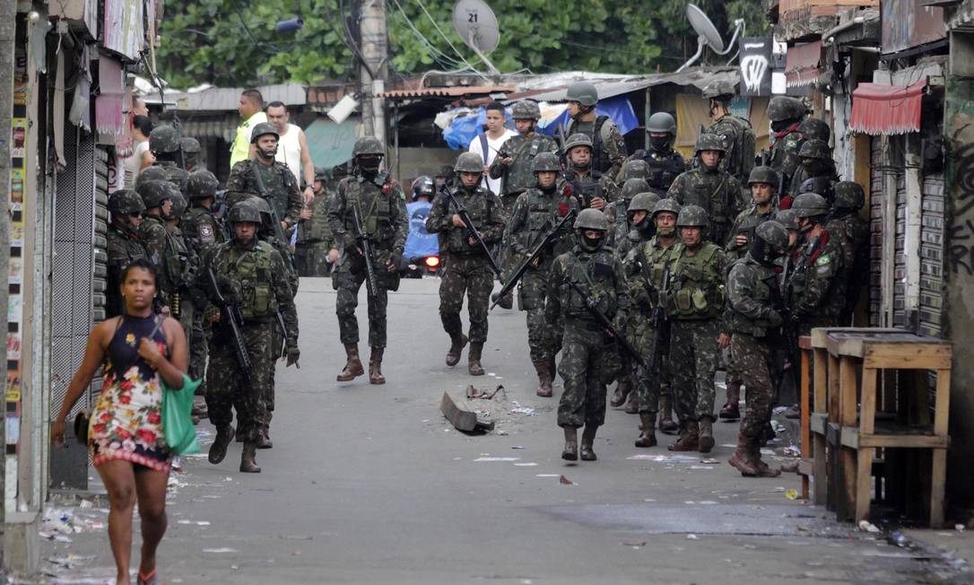 Três pessoas são presas em operação do Comando Conjunto na comunidade ...