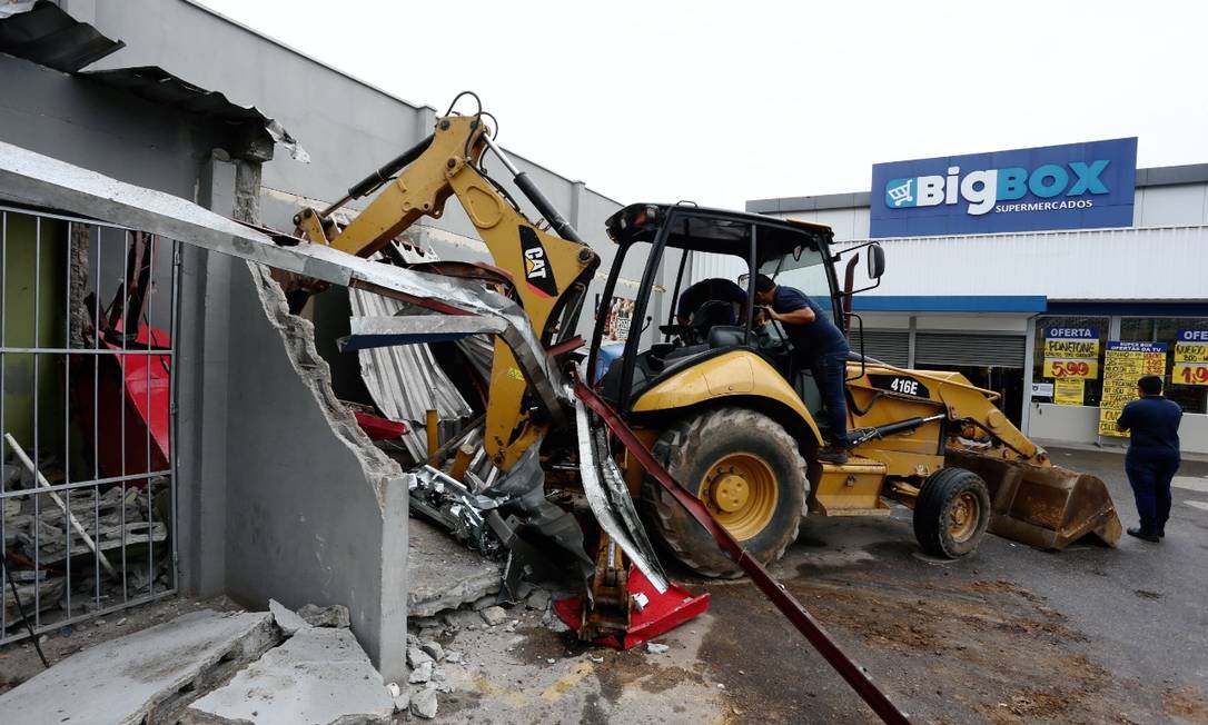 Bandidos usam duas retroescavadeiras para roubar caixas eletrônicos em ...