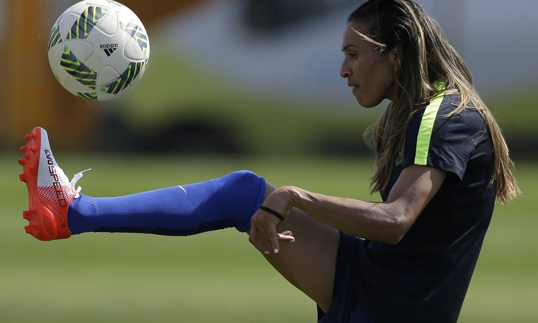 Apesar do fenômeno Marta, futebol feminino cresce lentamente no Brasil ...