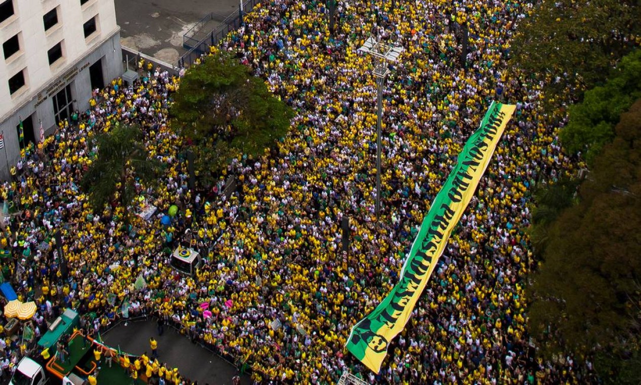 Manifestantes se reúnem na Avenida Paulista em apoio a Bolsonaro - Época
