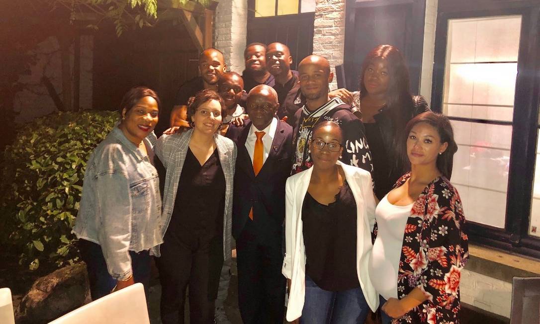Pai do zagueiro Kompany se torna o primeiro negro eleito para prefeito ...