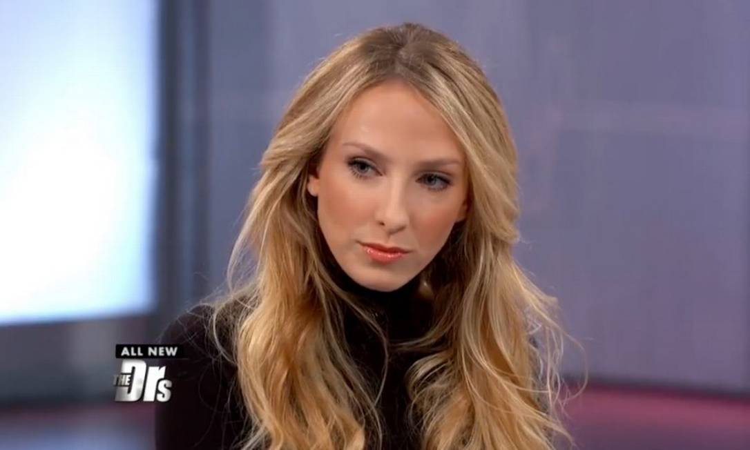 Cantora americana expõe rara condição genética, em que é gêmea de si ...