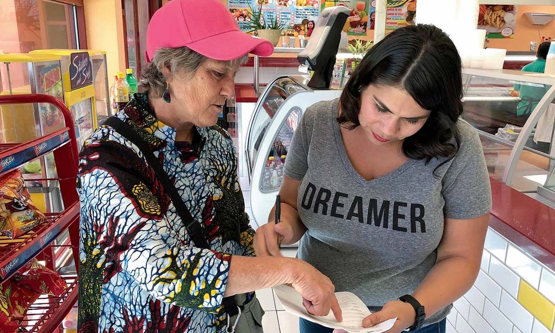 Professora deixa academia para mergulhar na política contra Trump - Época