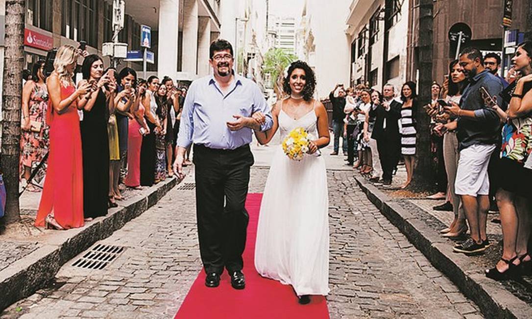 Casais substituem a solenidade das igrejas por cerimônias ao ar livre ...