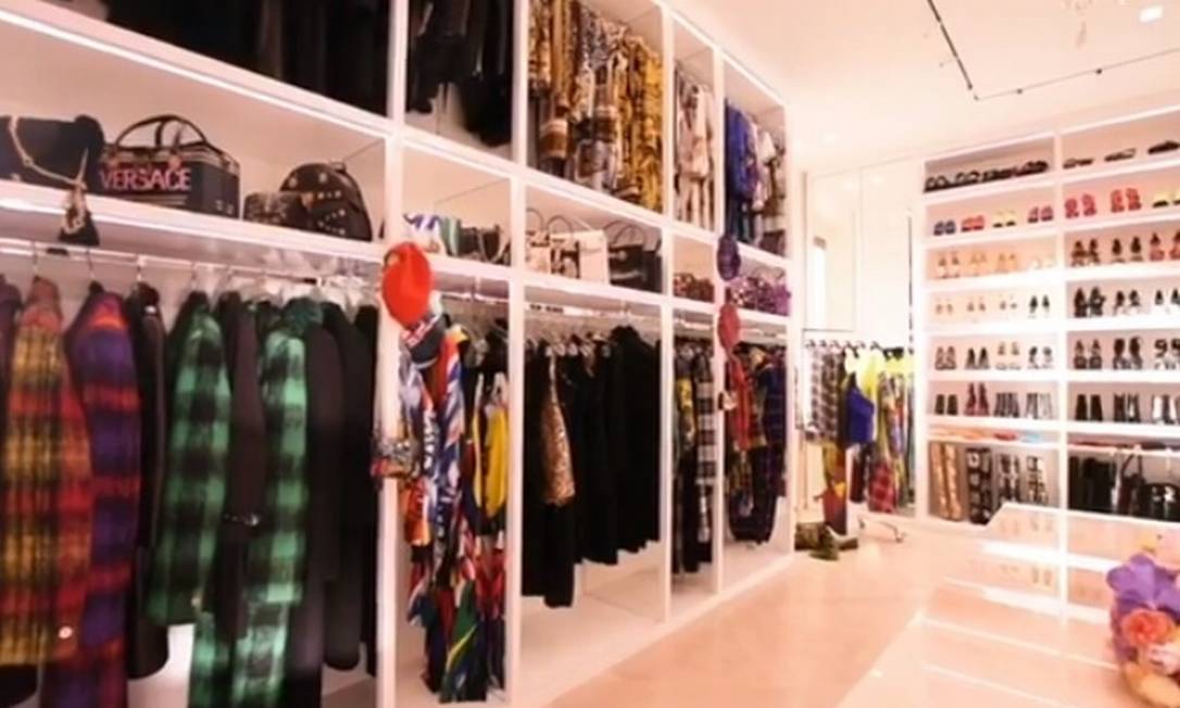 Donatella Versace mostra closet gigante que 'divide' com cachorro ...