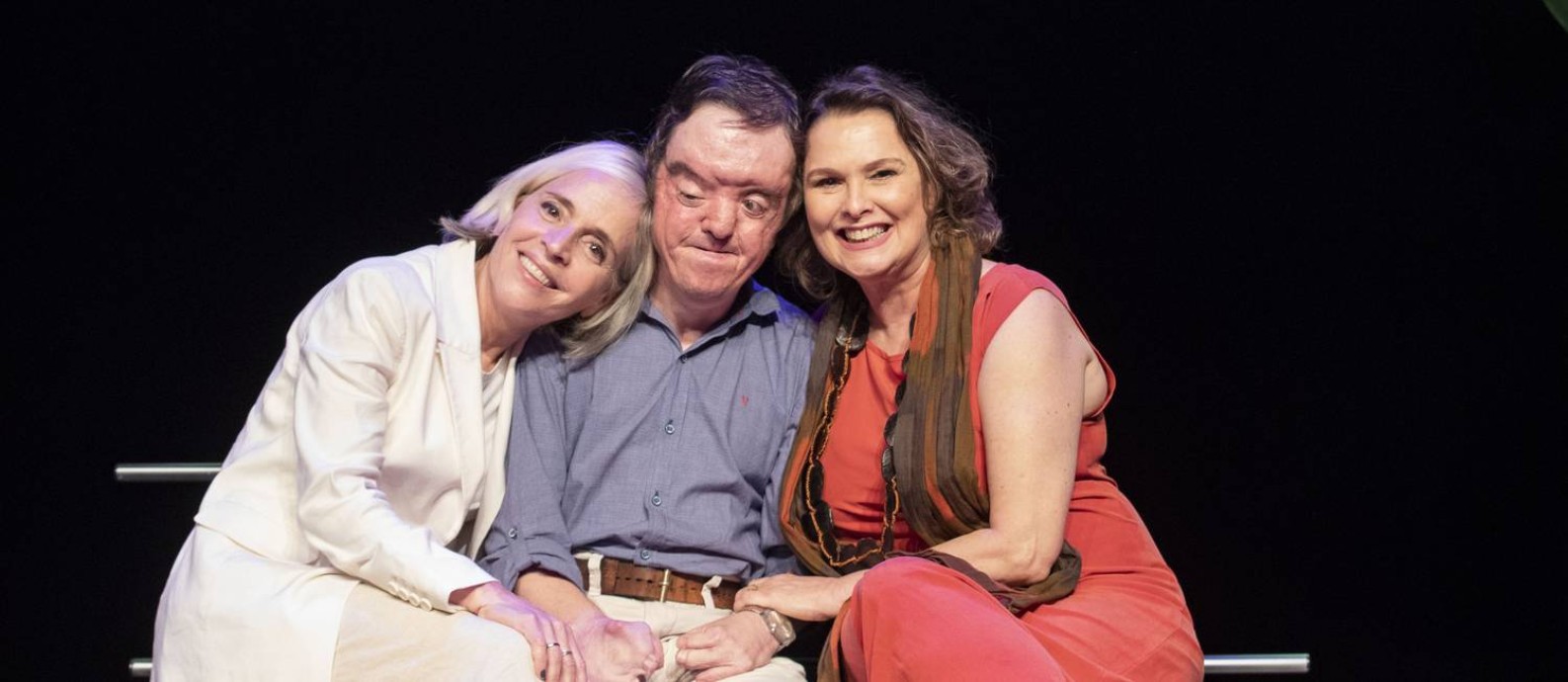 Peça conta a história de João, filho de Olivia Byington portador de uma ...