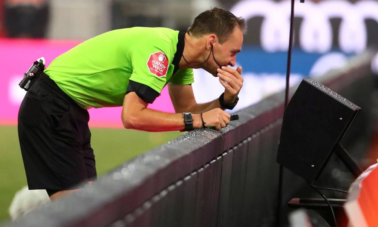 Liga dos Campeões terá árbitro de vídeo já a partir das oitavas de ...