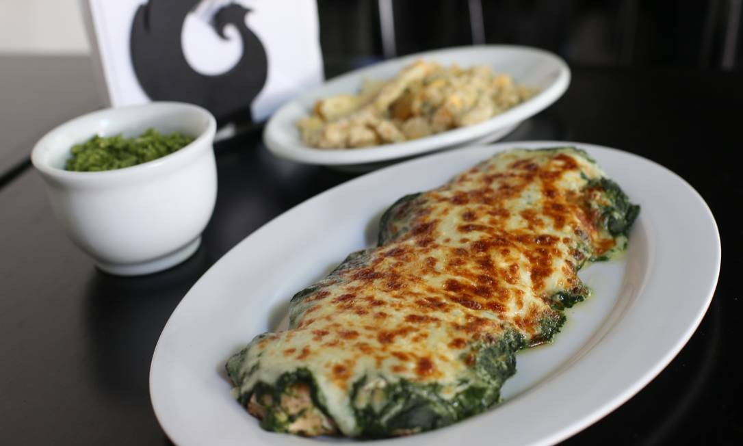 Frango atropelado Popeye é servido com creme de espinafre e queijos ...