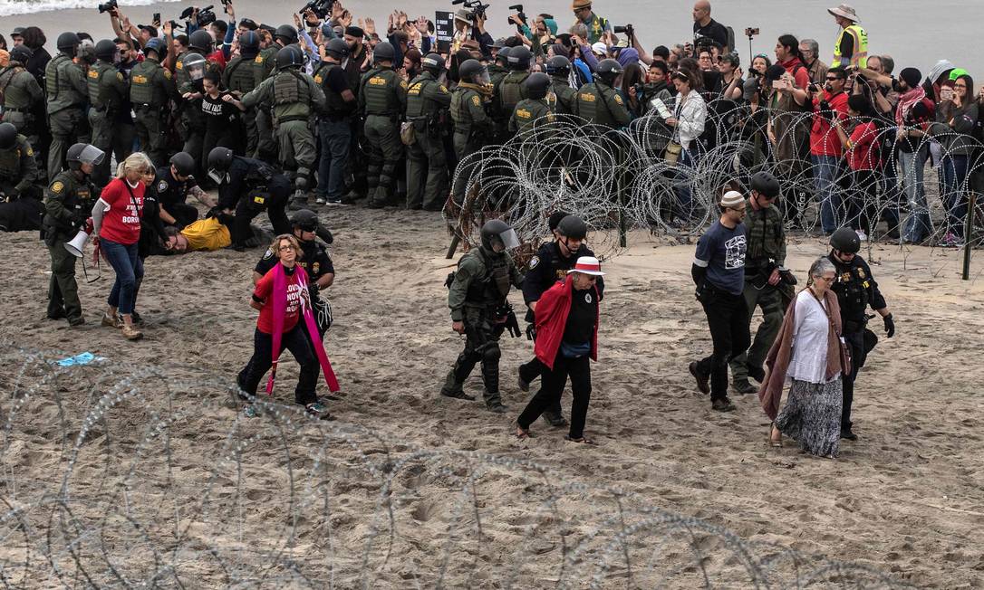 EUA detêm religiosos e ativistas em protesto pró-imigrantes na ...