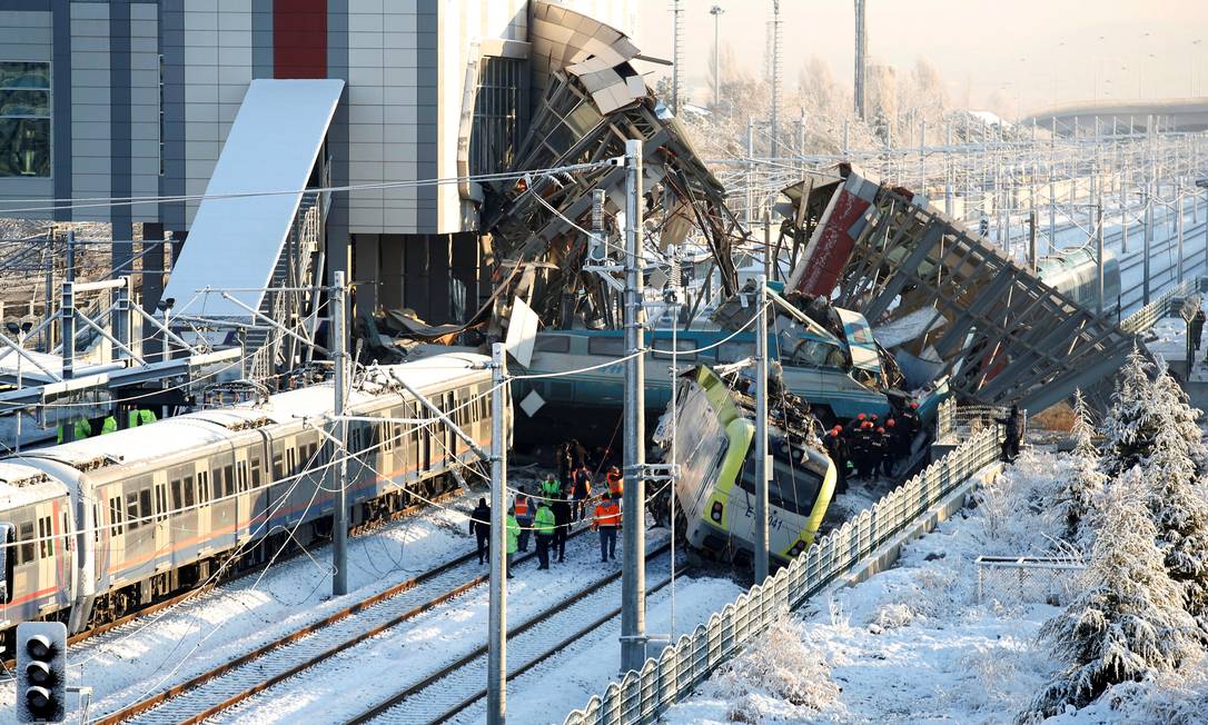Acidente com trem de alta velocidade deixa nove mortos e 50 feridos na ...