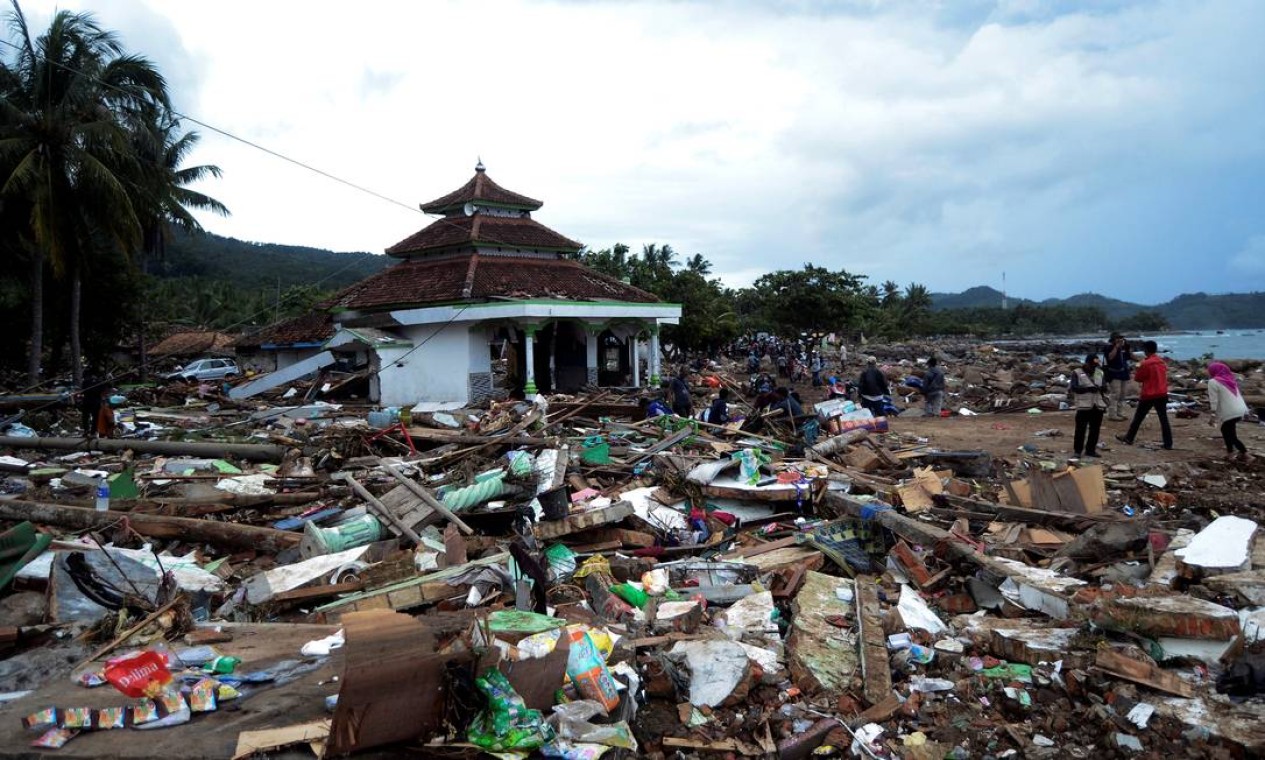 Fotógrafo relata fuga de tsunami com a família na Indonésia - Jornal O ...