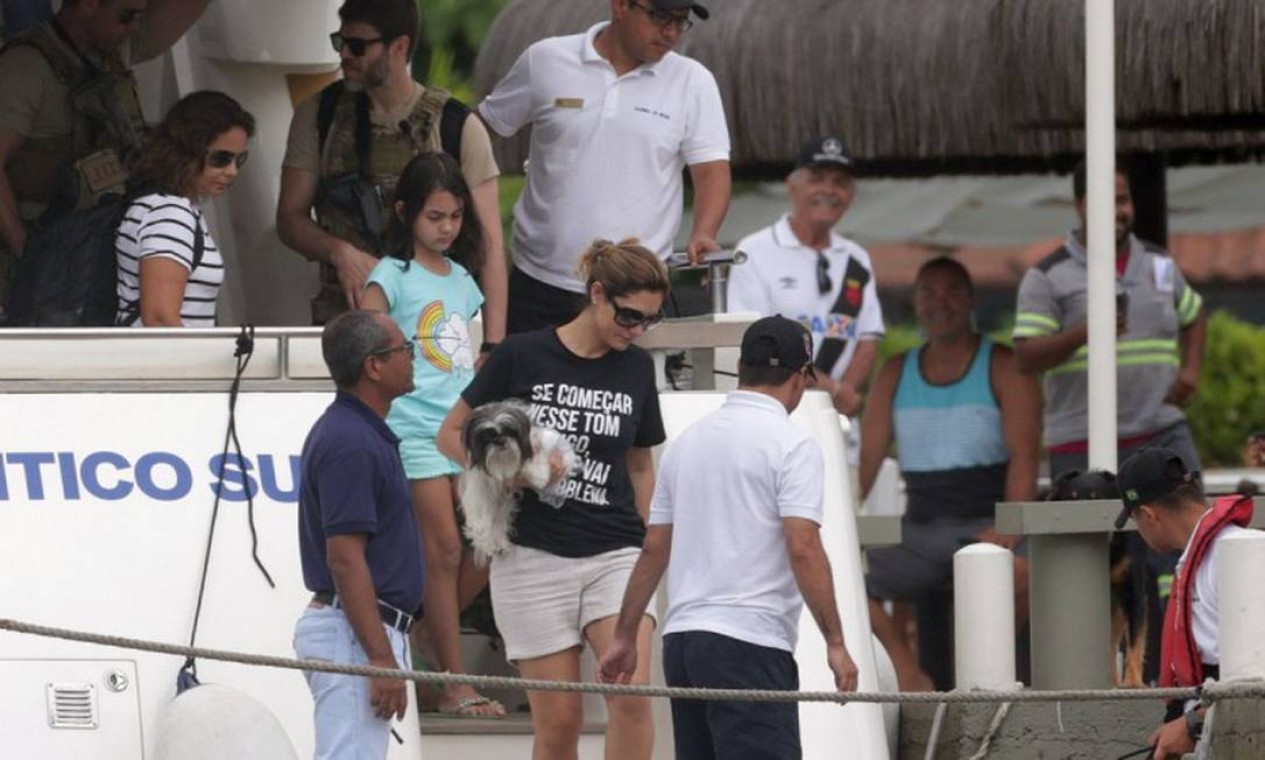 Ao deixar Marambaia, Michelle Bolsonaro usa camisa com frase de juíza ...