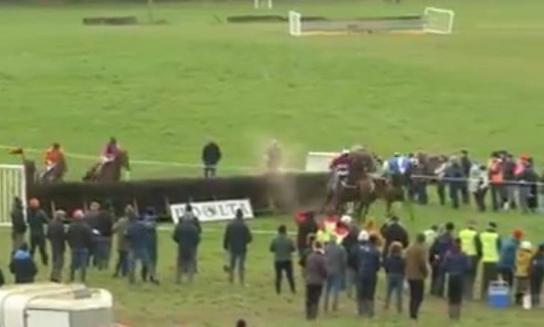 Vídeo: Jóquei quase cai, se recupera de forma espetacular e ganha ...