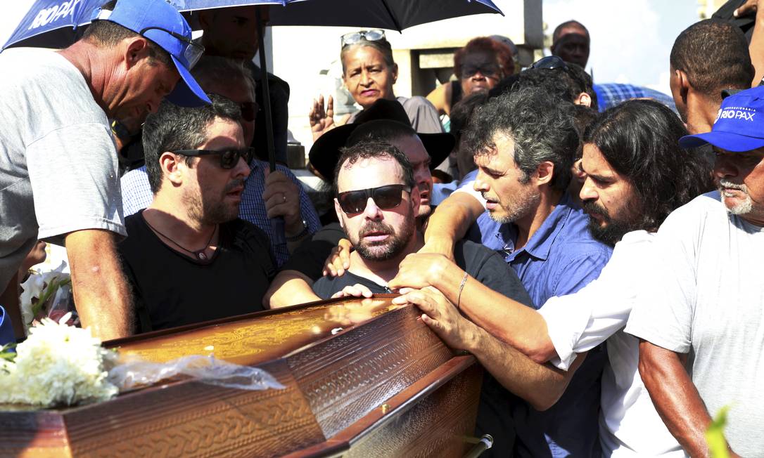 Caio Junqueira é velado no Rio; Rodrigo Santoro, Mariana Ximenes e ...