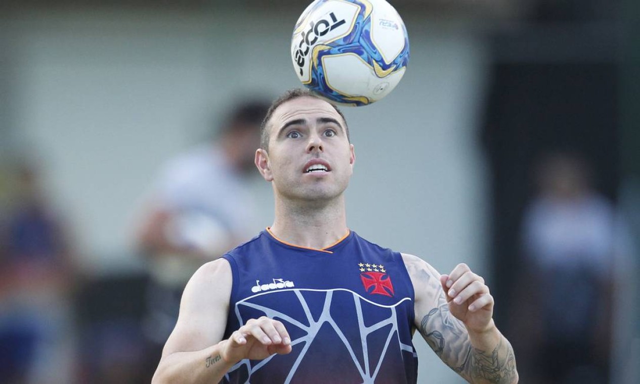 Bruno César estreia pelo Vasco no calor de Bangu após pré-temporada ...