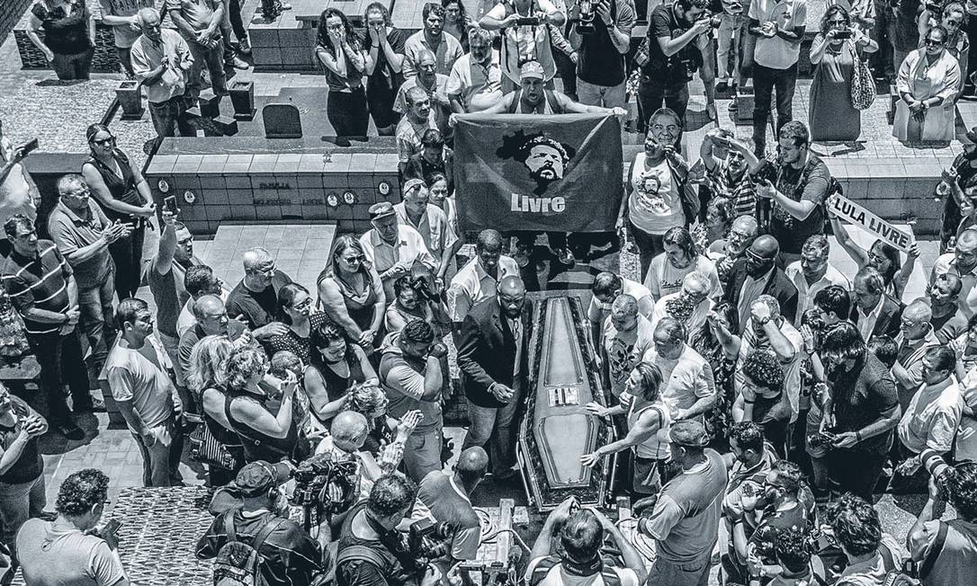 O vai não vai de Lula no velório do irmão Vavá - Época