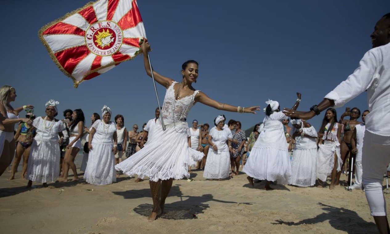 Renascer de Jacarepaguá homenageia Iemanjá em Copacabana - Jornal O Globo
