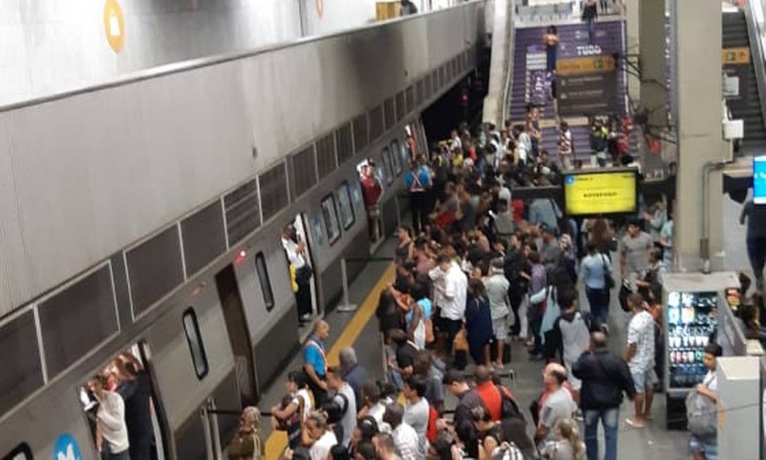 Todas as três linhas do metrô operaram com intervalos irregulares no ...