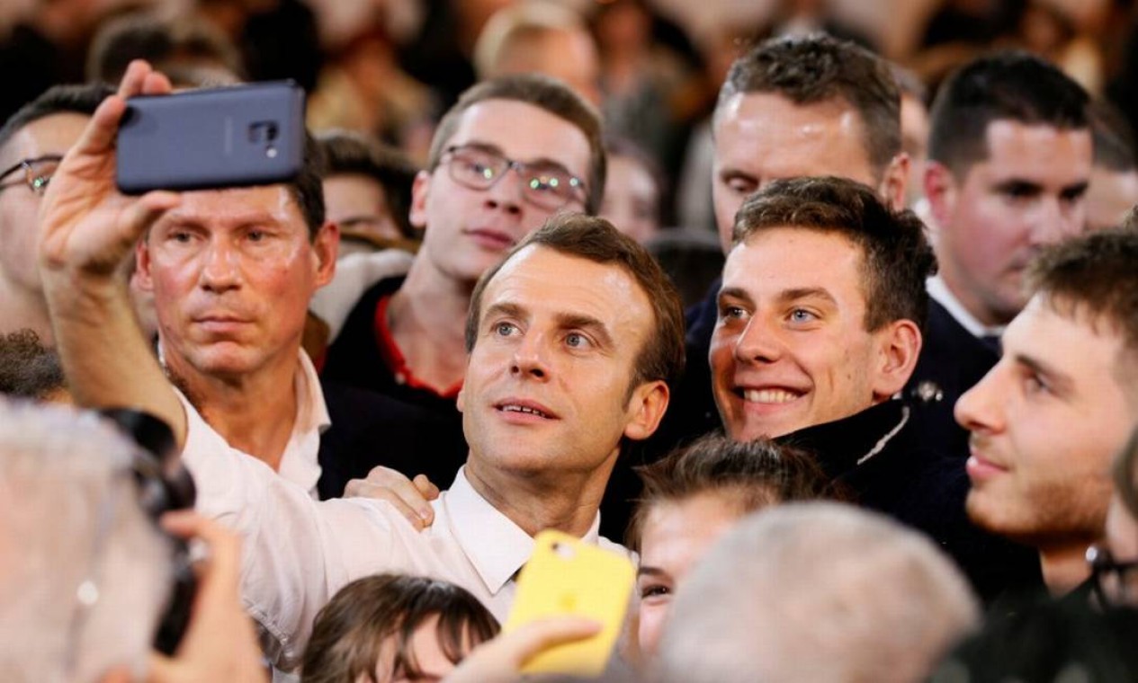 Macron muda de estilo para sobreviver a protestos na França - Jornal O ...