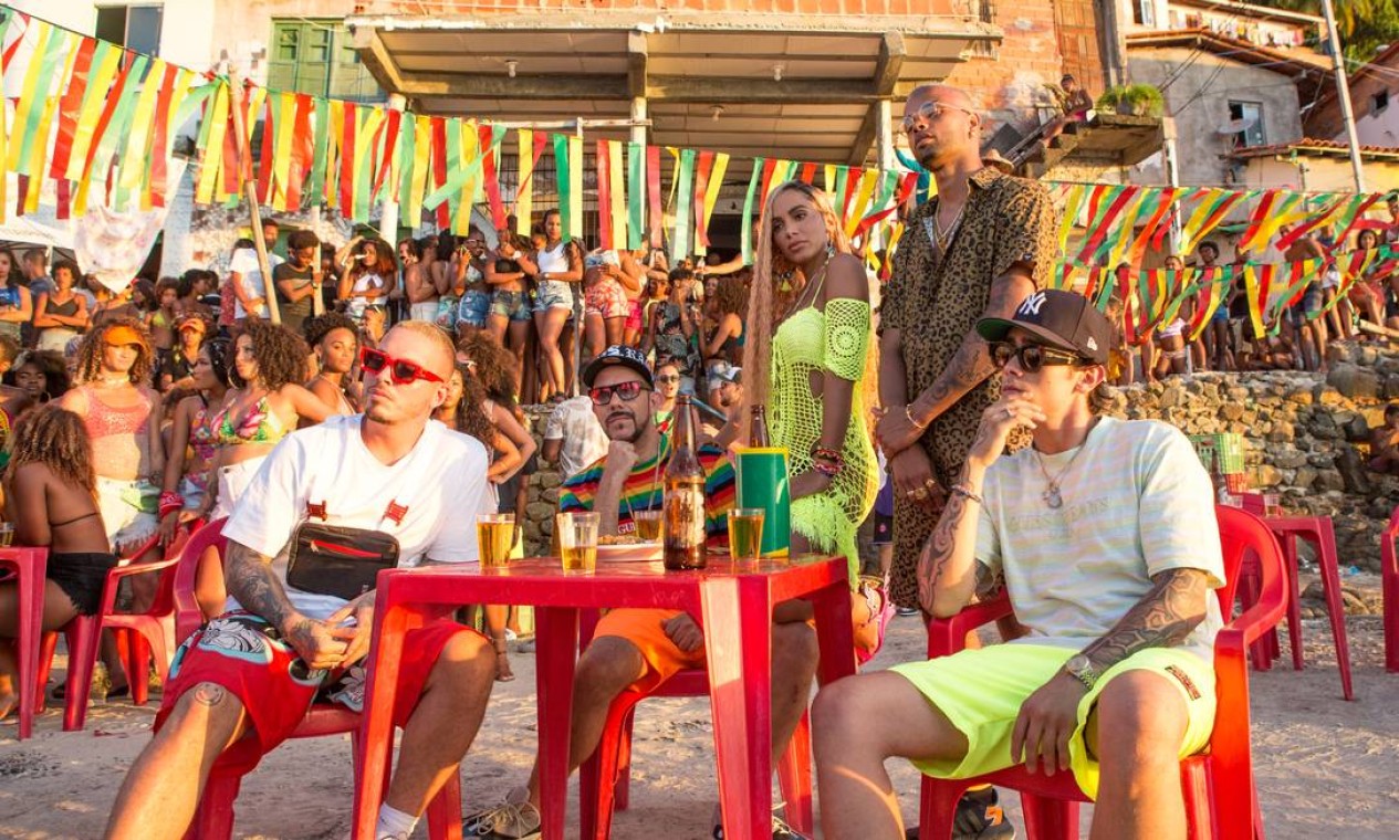 Anitta e Tropkillaz lançam 'Bola, rebola' com tapa-mamilo de crochê e ...