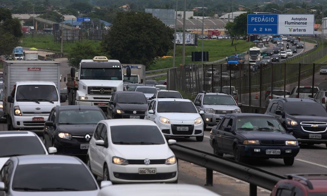 Motoristas encontram trânsito intenso nas principais vias do Rio nesta ...