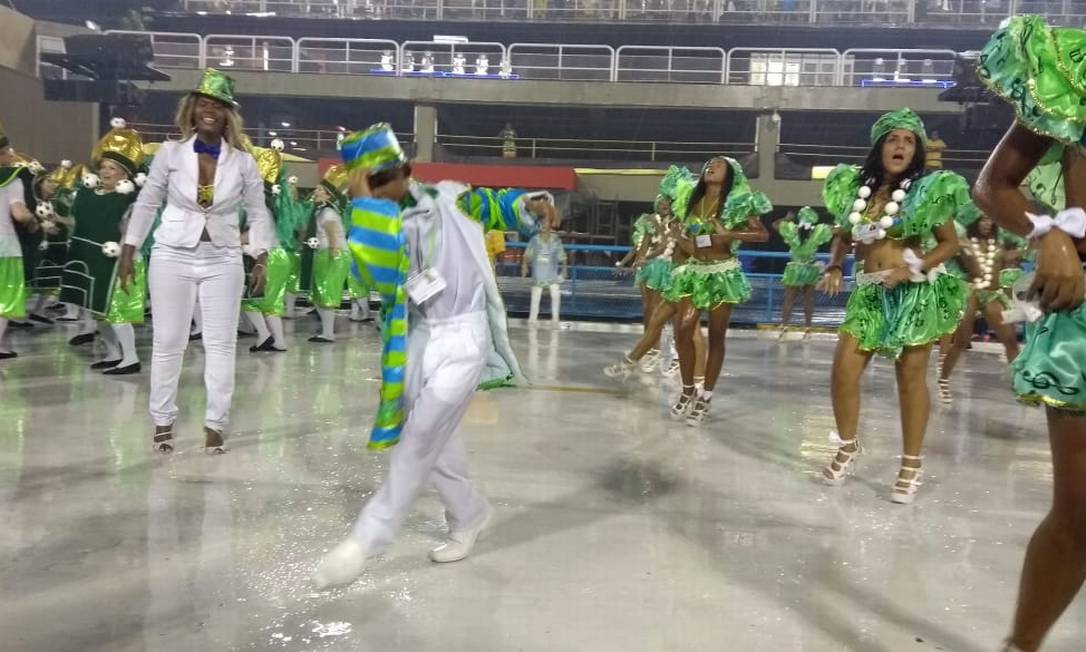 Com muito samba no pé, menino Cauã rouba a cena no desfile da ...