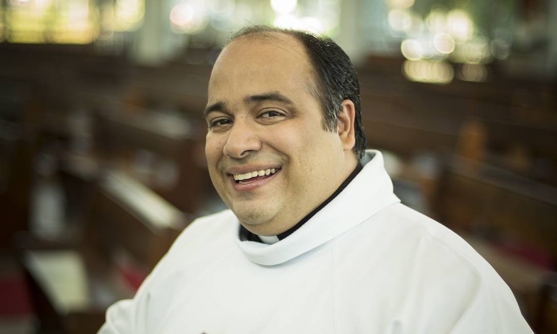 Padre Omar não vai cantar o início do samba da Unidos da Tijuca ...