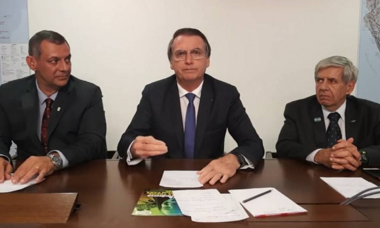 Ao lado de generais, Bolsonaro defende fala sobre militares e ...
