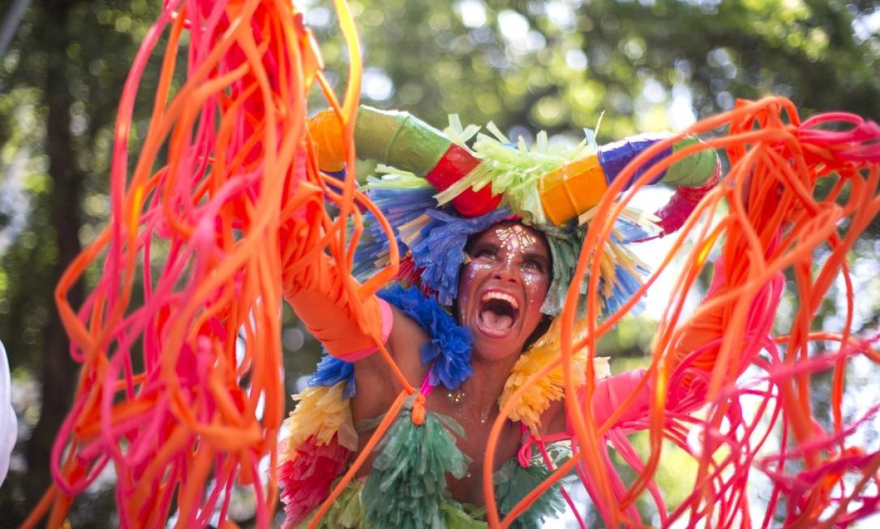 Quizomba arrasta milhares de foliões, na Lapa, neste sábado de pós ...