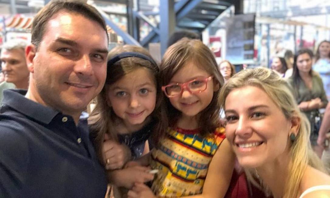 Família de Flávio Bolsonaro se muda do Rio de Janeiro - Época