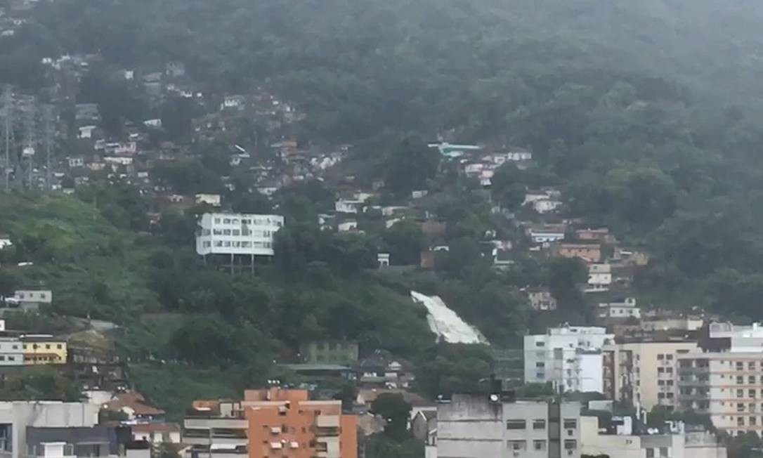 Chuva intensa forma 'cachoeira' no Morro da Formiga, na Grande Tijuca ...