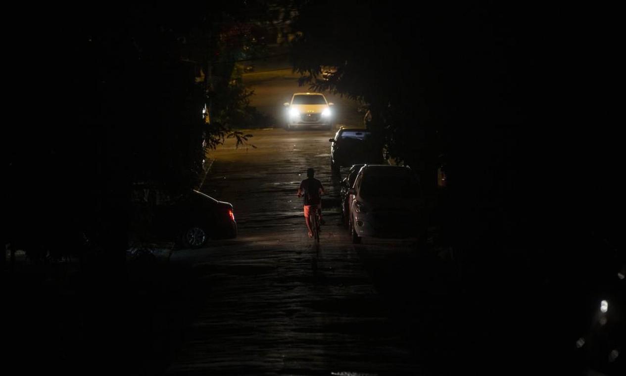Chuva deixou 400 mil clientes da Light sem luz no Rio; demora para ...