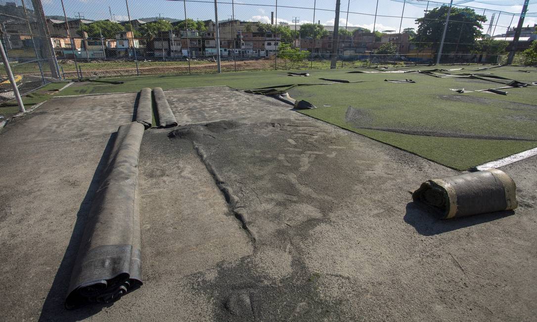 Prefeitura começa a demolir o Clube Everest, em Inhaúma - Jornal O Globo